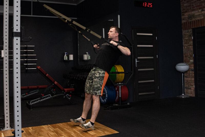 Wiosłowanie na TRX (TRX Row) - Fitnessowy.NET