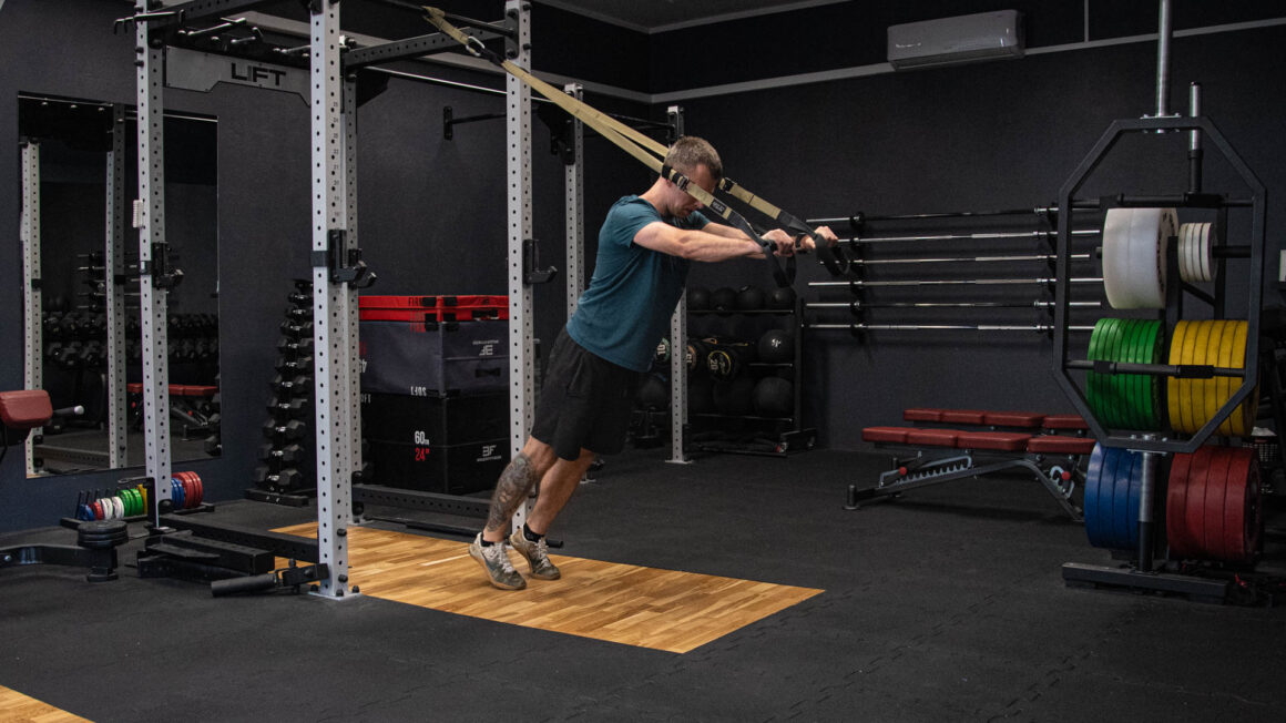TRX Tricep Extension - buduj mocne tricepsy | Fitnessowy.net