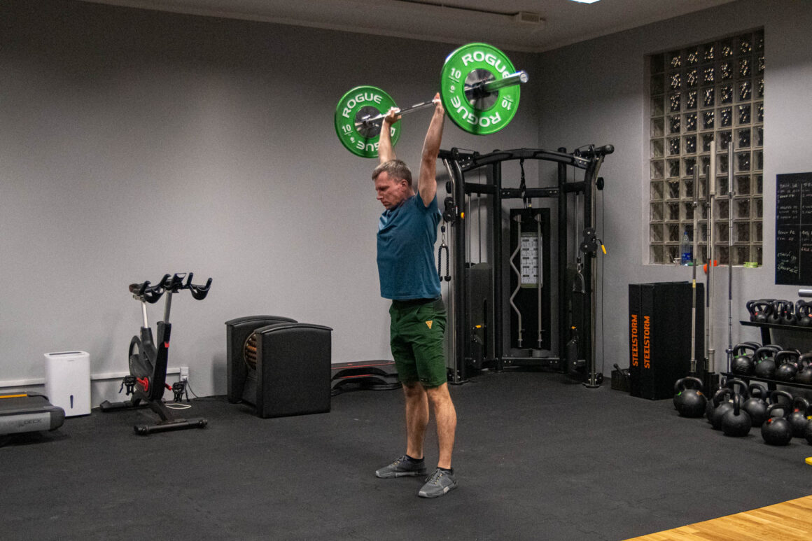 Thruster ze sztangą, hantlami i kettlebell - przewodnik