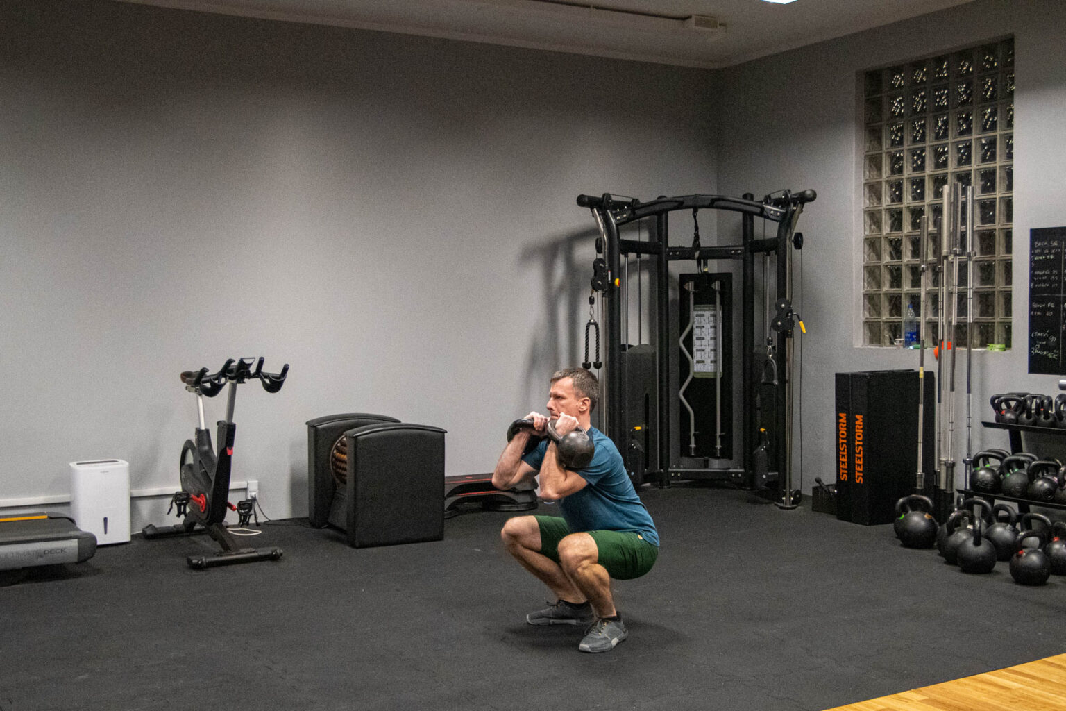Thruster ze sztangą, hantlami i kettlebell - przewodnik