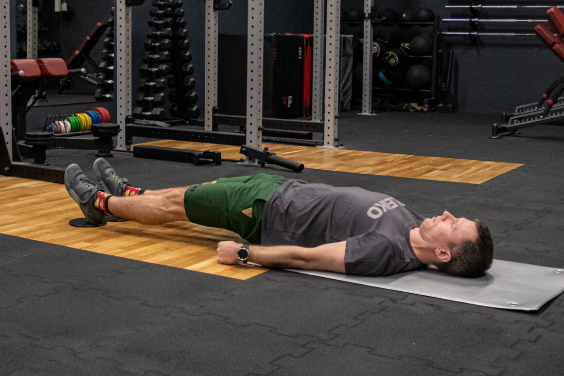 Slide Leg Curl - budujemy mięśnie dwugłowe | Fitnessowy.net