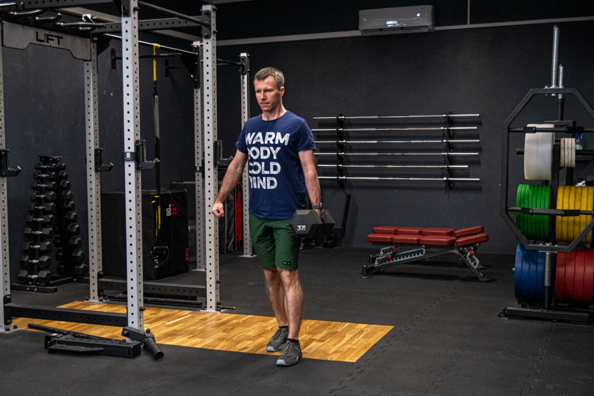 Suitcase carry - przetestuj siłę swojego core - Fitnessowy.NET
